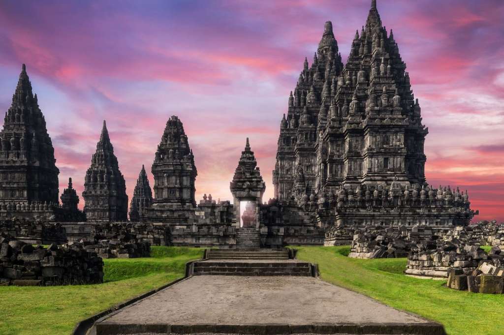 Menelusuri Keindahan Wisata Candi Prambanan: Warisan Budaya yang Megah